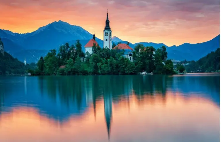 Top 9 Most Beautiful Lakes in the World : LakeLubbers