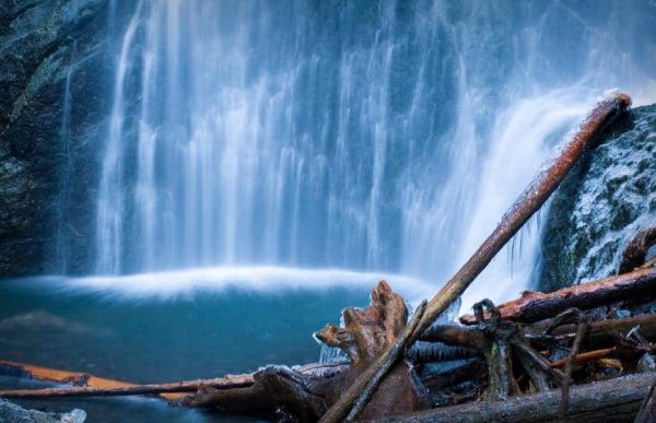 8 Lakes With Waterfalls That Will Take Your Breath Away : LakeLubbers