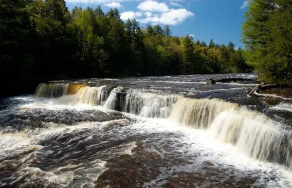 8 Lakes With Waterfalls That Will Take Your Breath Away : LakeLubbers